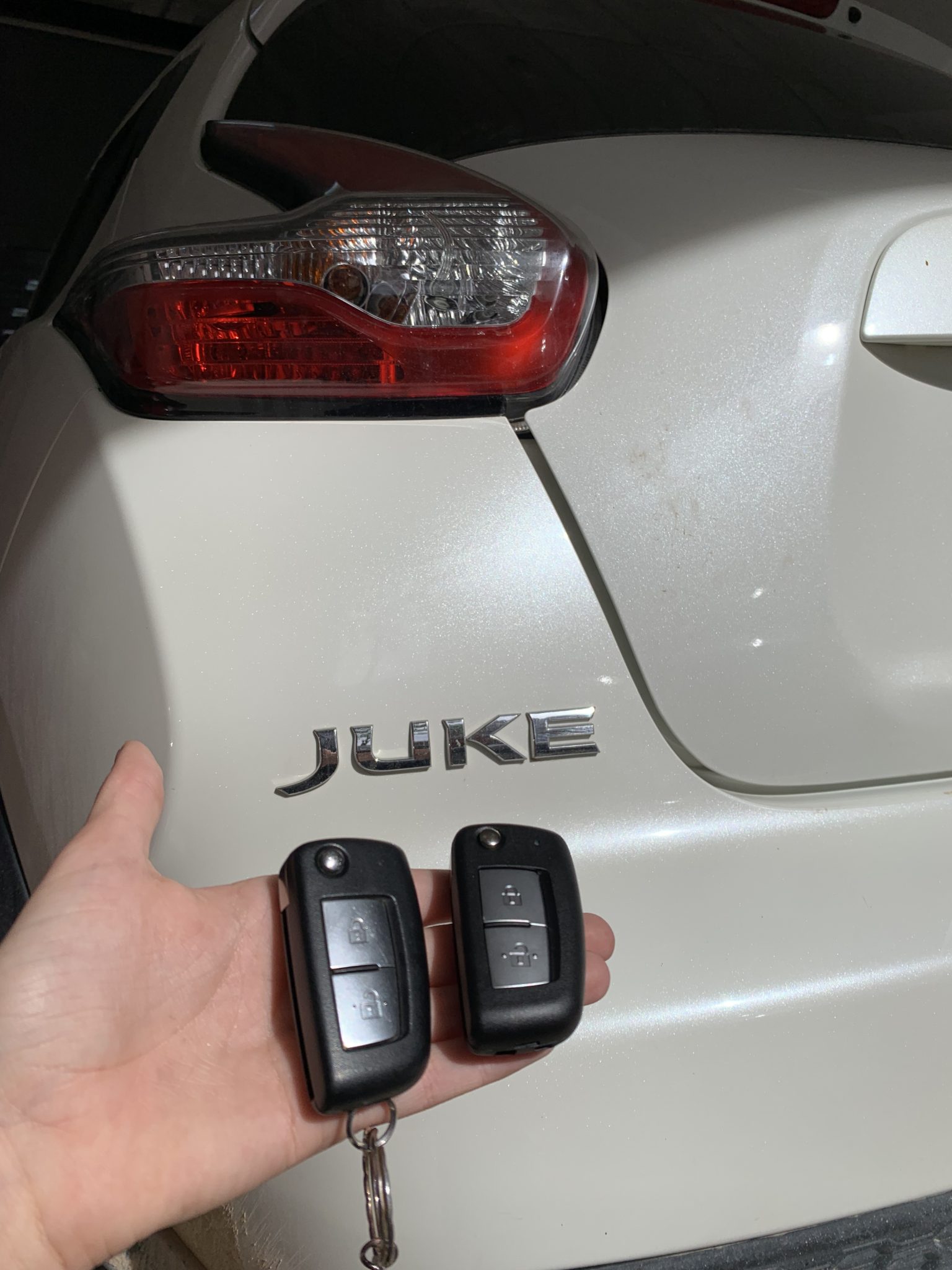 Funda IPhone Se 2022 Flashing Key Light Nissan Juke At Ella Hogarth ...